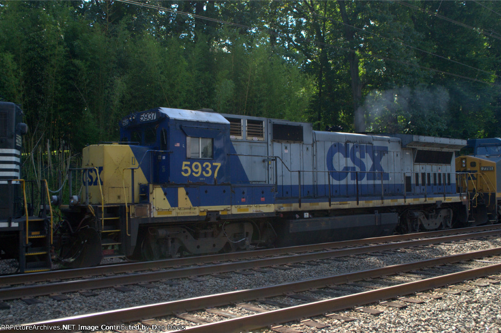 CSX B20-8 5937 on Q410